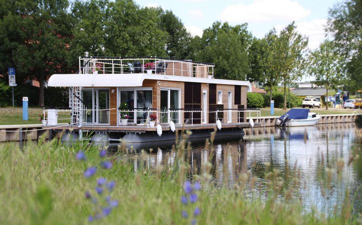 Hausboote und Segelschiffe als Ferienunterkunft